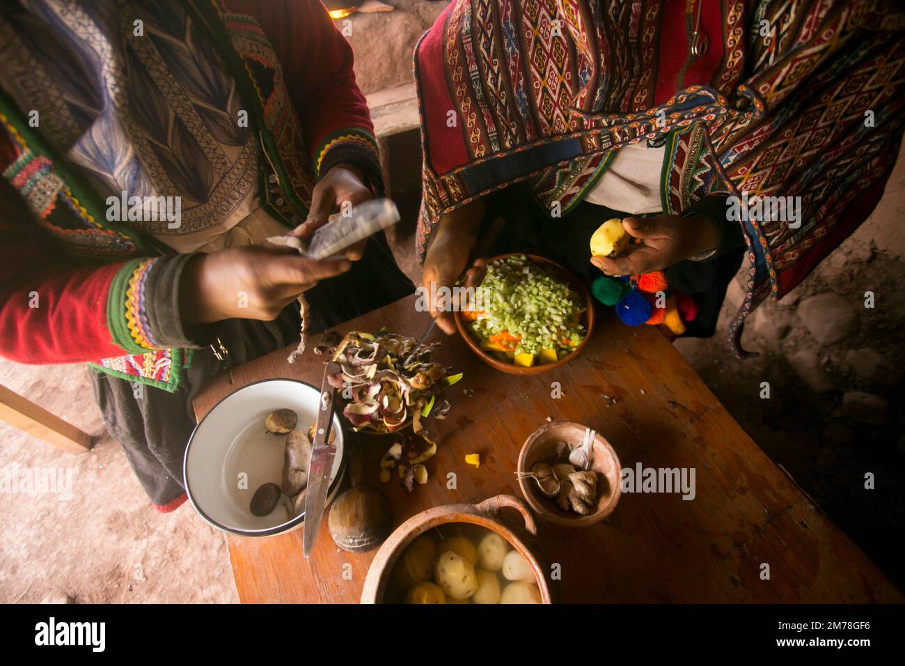 Cuisiner une soupe traditionnelle de légumes andins avant un festin de ...