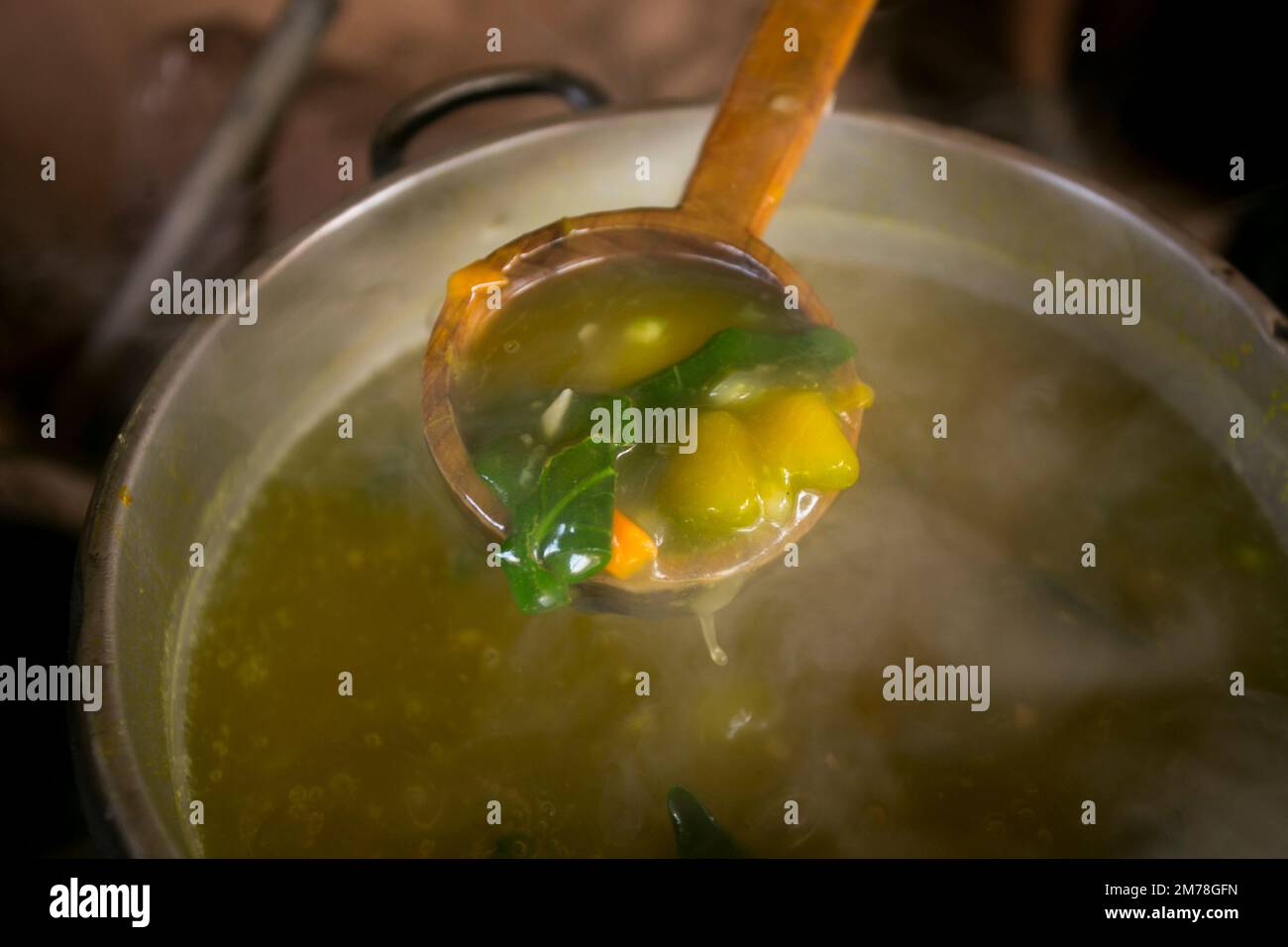 Cuisiner une soupe traditionnelle de légumes andins avant un festin de ...