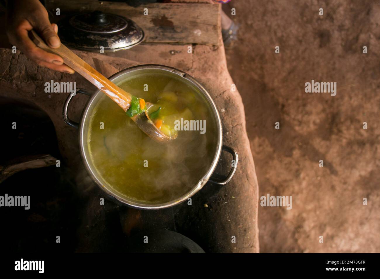 Cuisiner une soupe traditionnelle de légumes andins avant un festin de ...