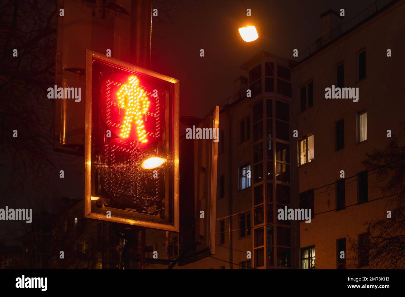Le feu rouge est allumé pour les piétons. Symbole d'homme debout comme ...