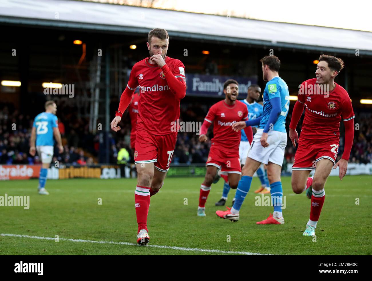 Andy Williams de Walsall (à gauche) célèbre le deuxième but de son côté ...