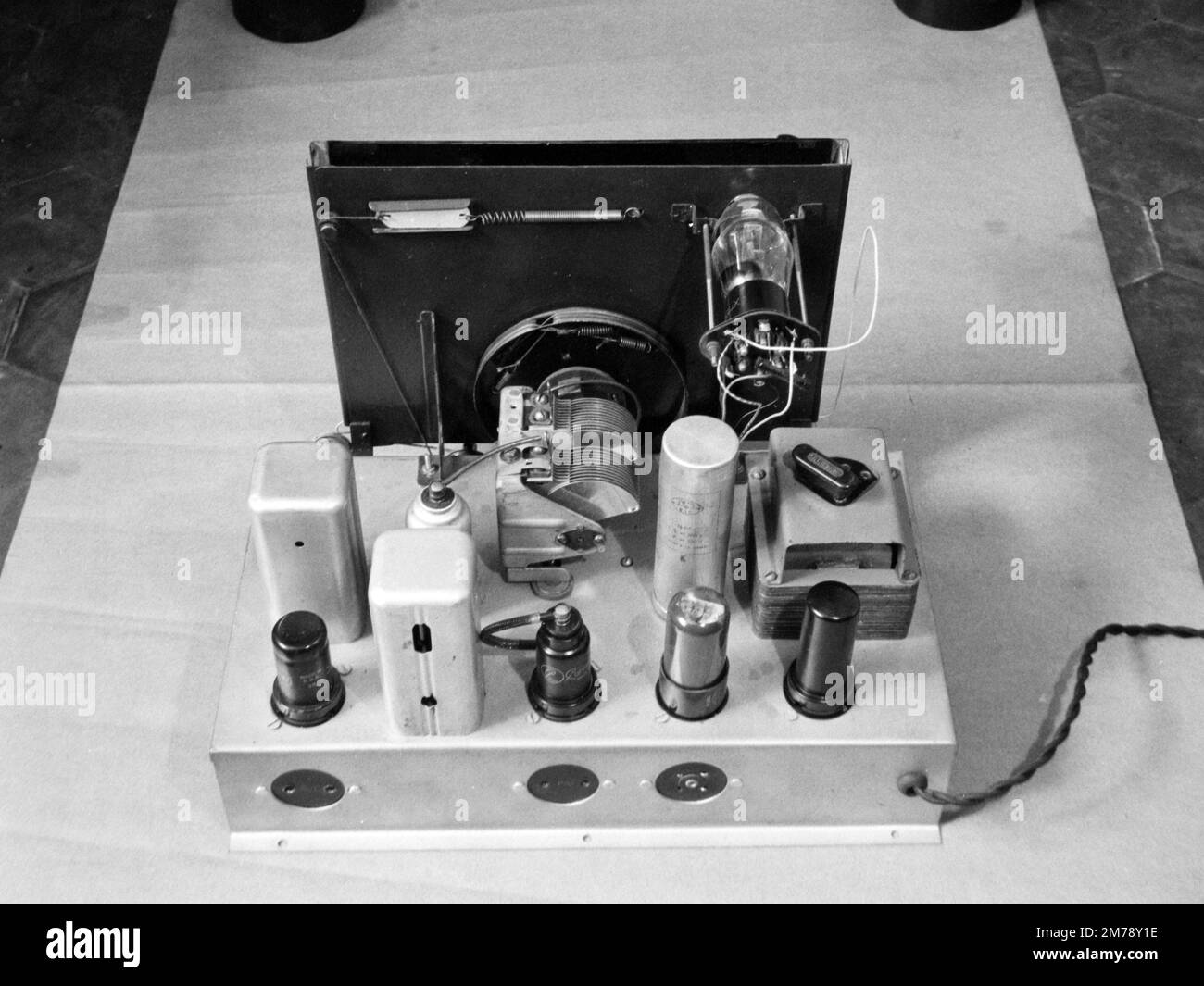 Radio ancienne démontée, radio ancienne ou radio tube et vannes. Image ...