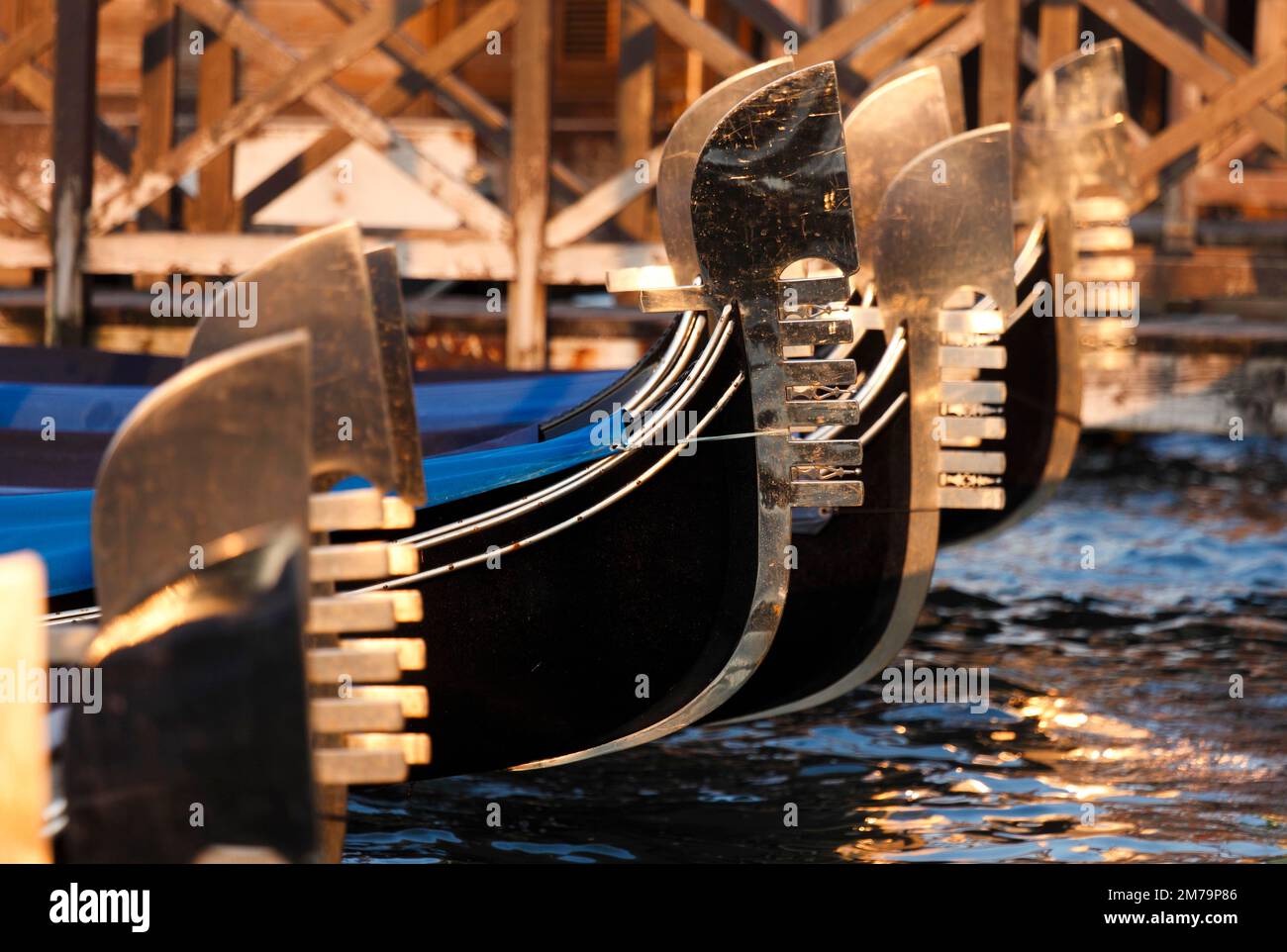 Les six doigts de l'arc en fer (ferros) d'une gondole symbolisent les ...