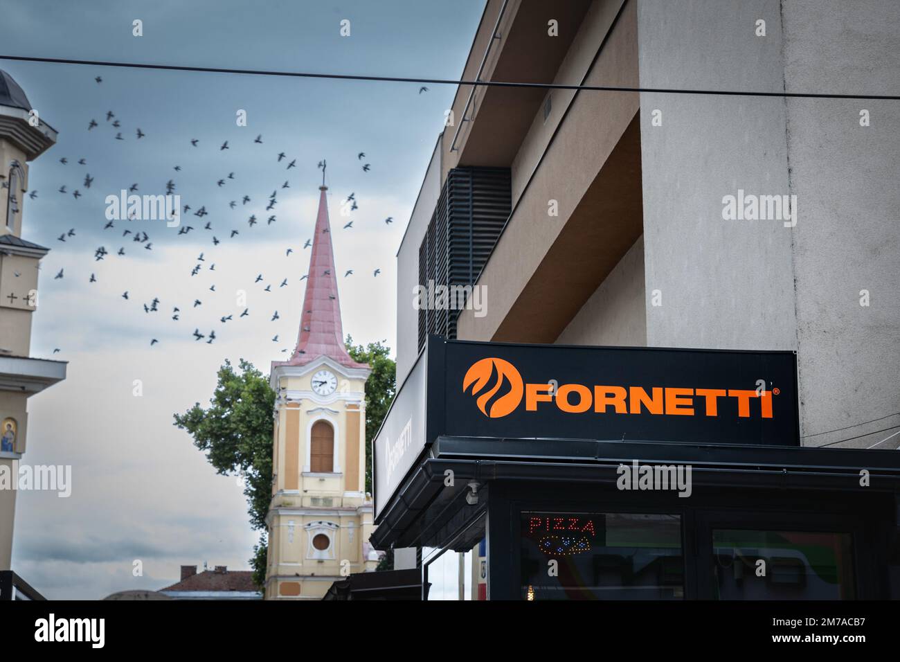 Image d'un signe avec le logo de Fornetto devant leur boulangerie à ...