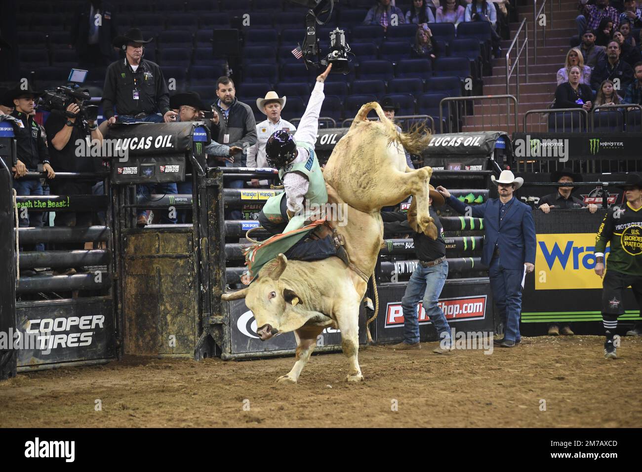 Le pilote professionnel de Bull Rider Adriano Salgado fait du bull ...