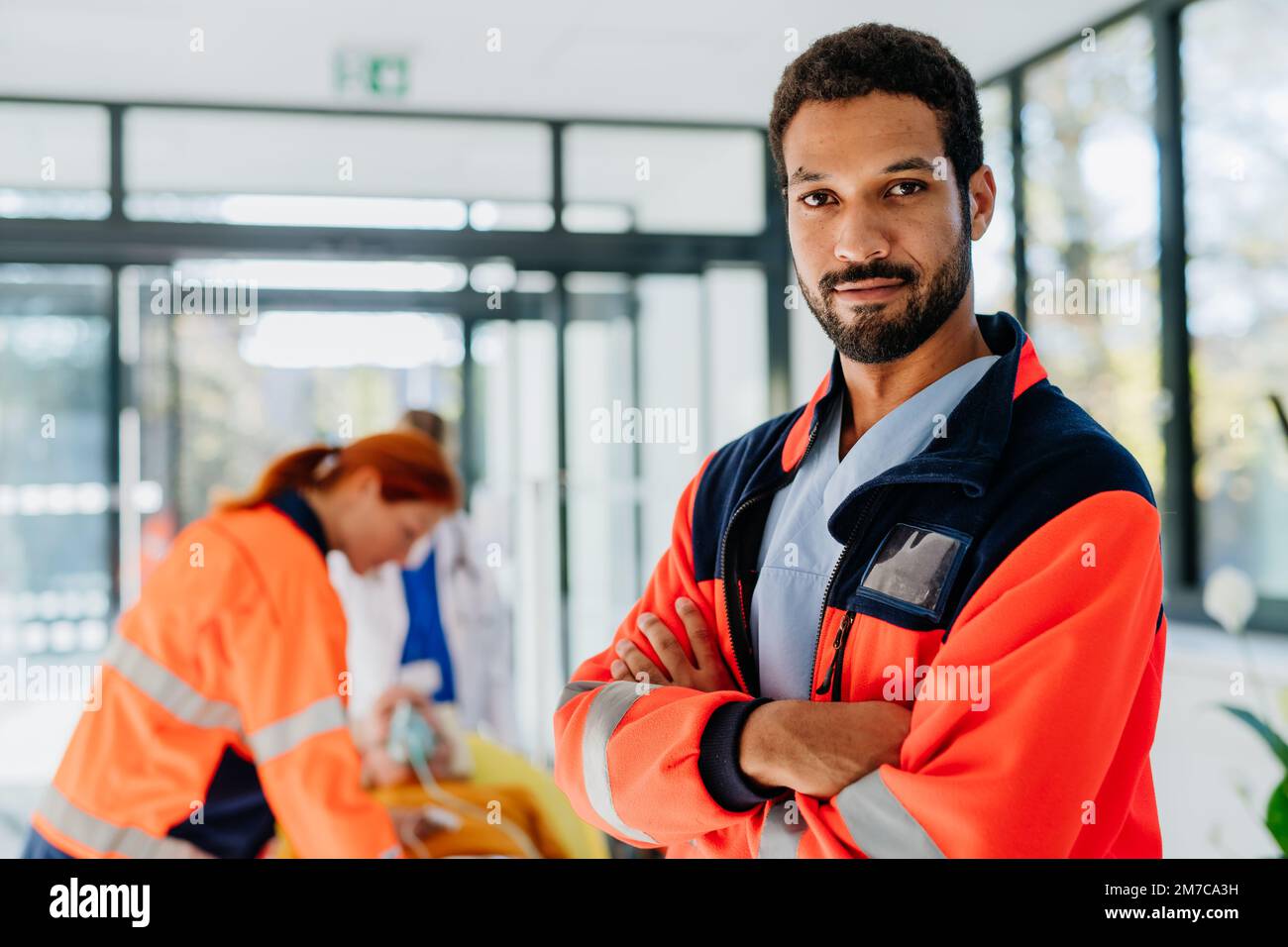 Portrait de l'homme du secouriste, ses collègues prenant soin du ...