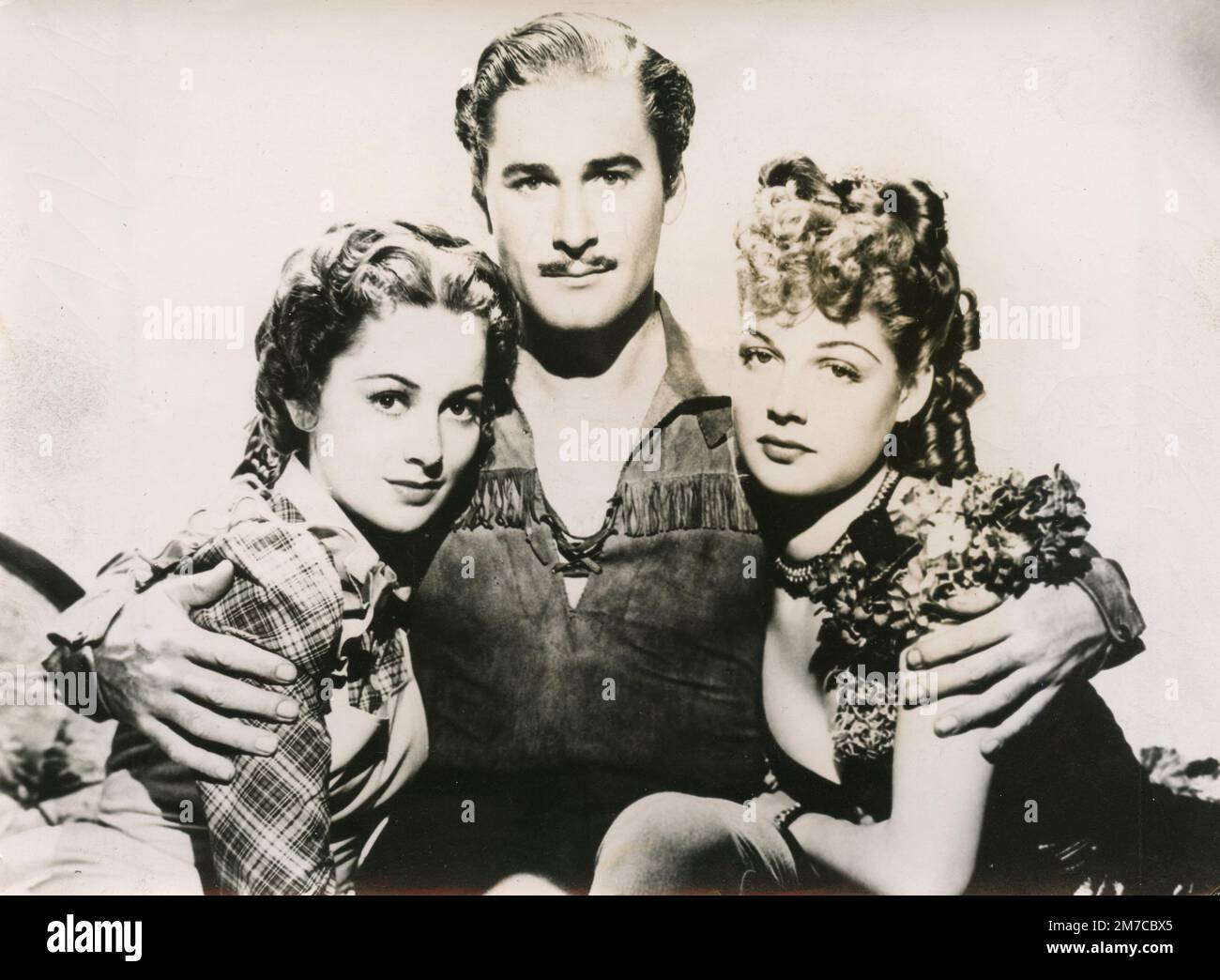 Les acteurs américains Olivia de Havilland, Errol Flynn et Ann Sheridan ...
