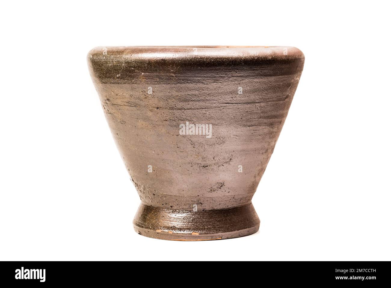 Mortier et pilon isolés sur fond blanc.mortier est un outil pour broyer ...