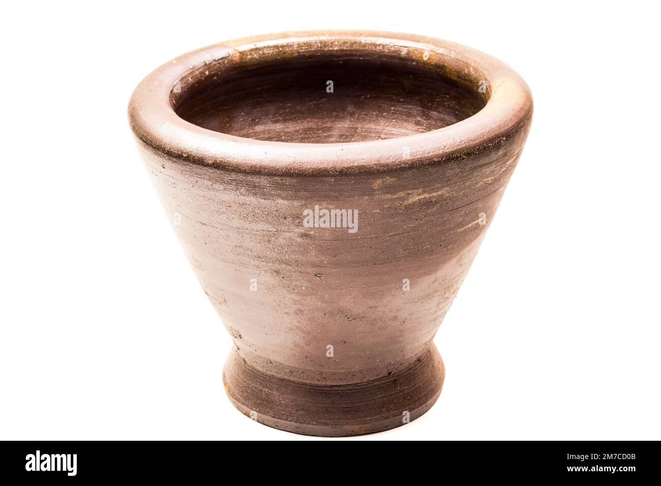 Mortier et pilon isolés sur fond blanc.mortier est un outil pour broyer ...