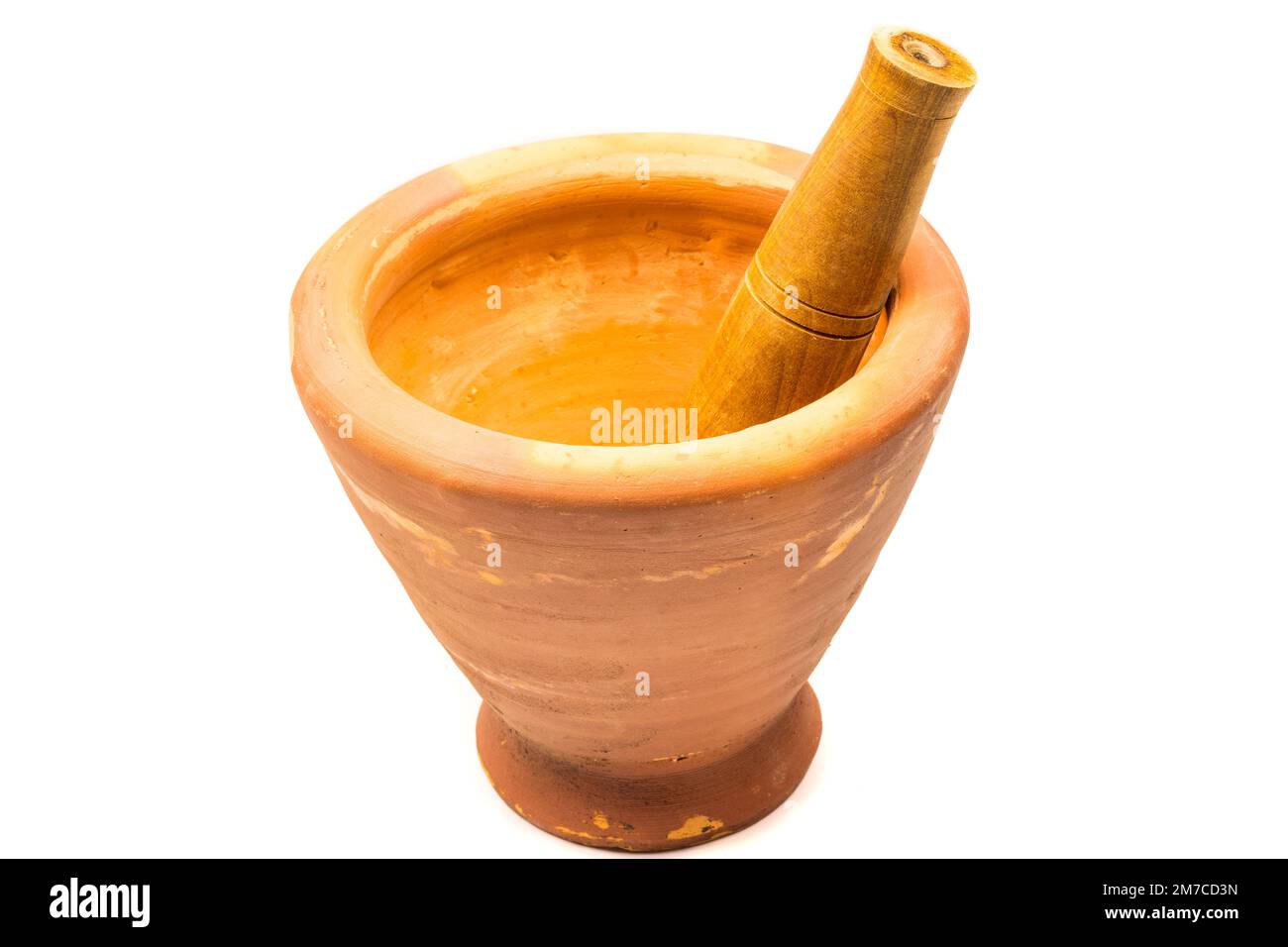 Mortier et pilon isolés sur fond blanc.mortier est un outil pour broyer ...