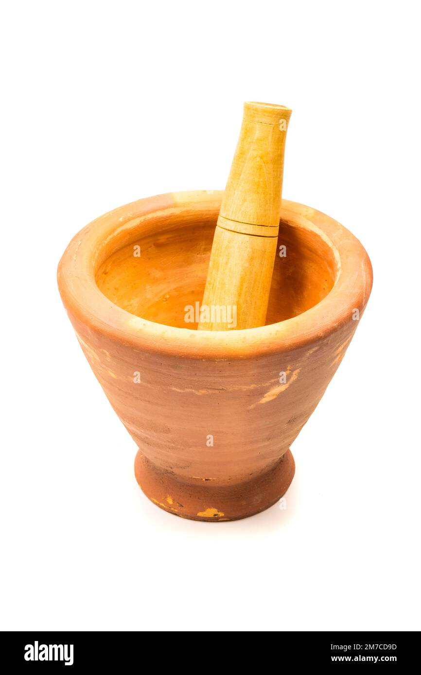 Mortier et pilon isolés sur fond blanc.mortier est un outil pour broyer ...