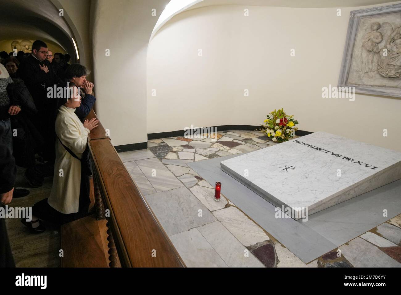 Vatican, Vatican. 08th janvier 2023. Visite fidèle de la tombe du regretté Pape émérite Benoît ...