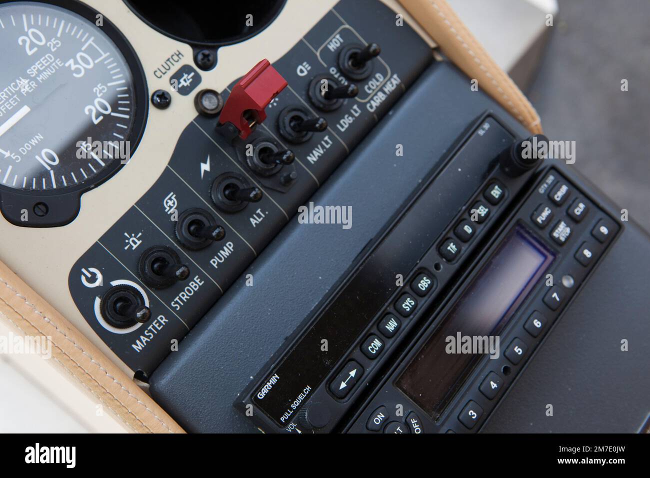 L'hélicoptère Cabri G2 fait par Guimbal , intérieur d'atelier et ...