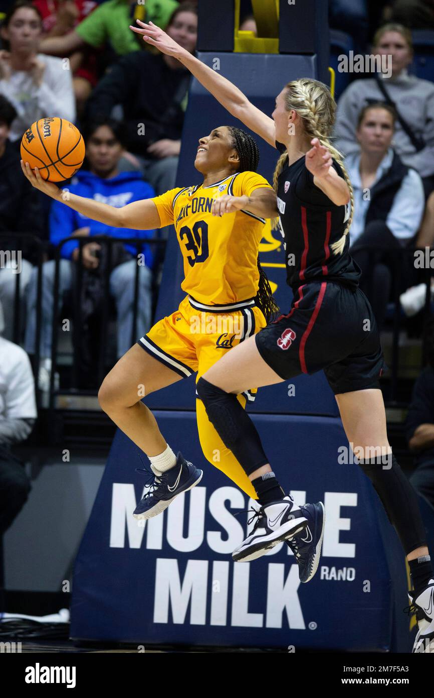 California guard Jayda Curry (30) puts up a reverse layup in front of ...