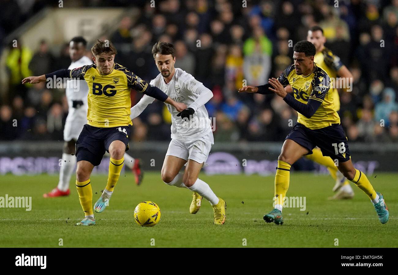 Fabio Vieira d'Arsenal (au centre) combat avec Lewis Bate d'Oxford ...