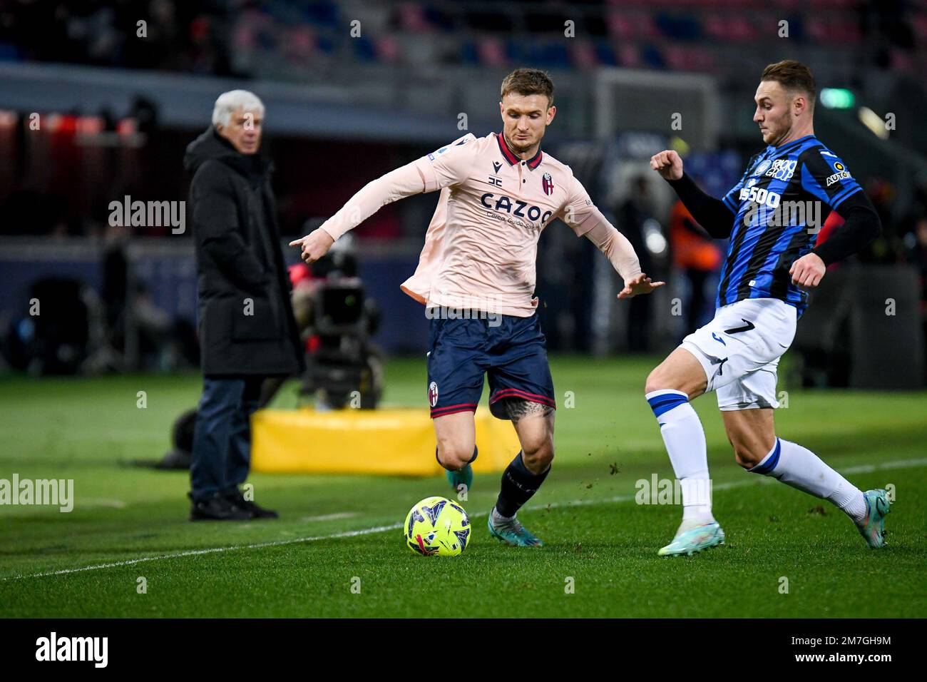 Bologne, Italie. 09th janvier 2023. Stefan Posch de Bologne en action contre Teun Koopmeiners d ...