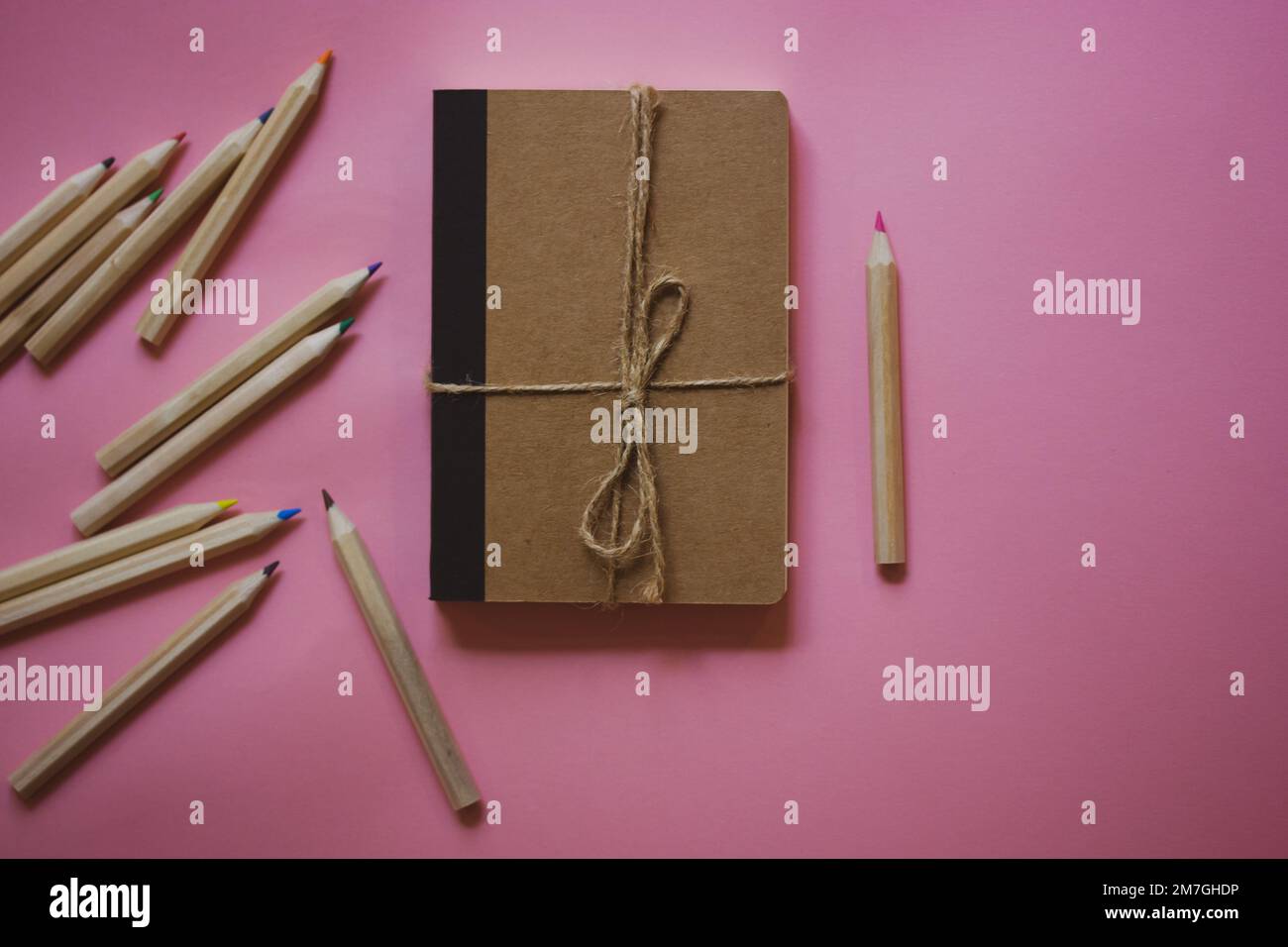 Bloc-notes en carton pour les notes attaché avec un noeud en corde de ...