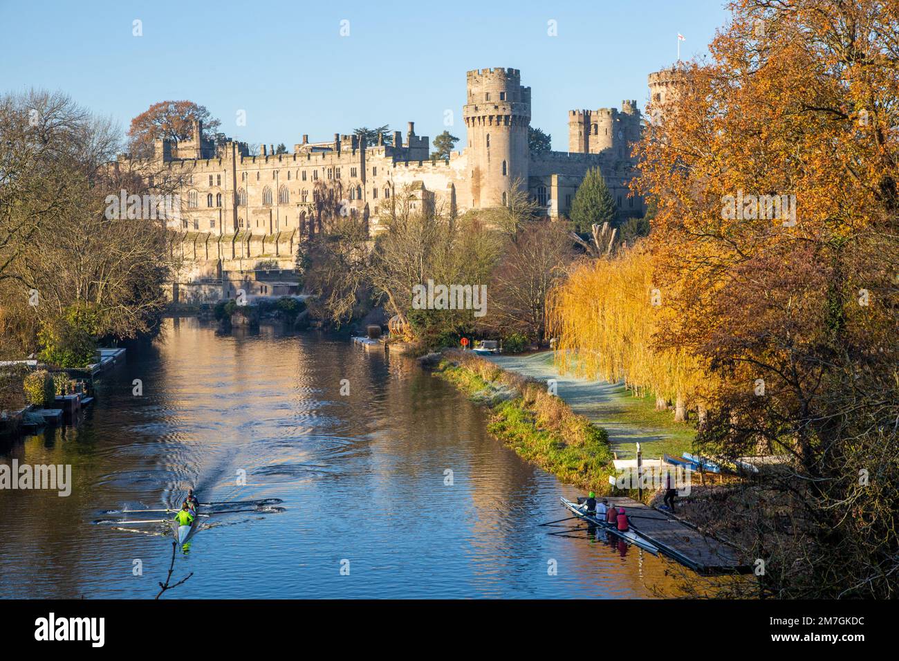 La rivière Avon passe sous le château de Warwick, dans la ville de ...