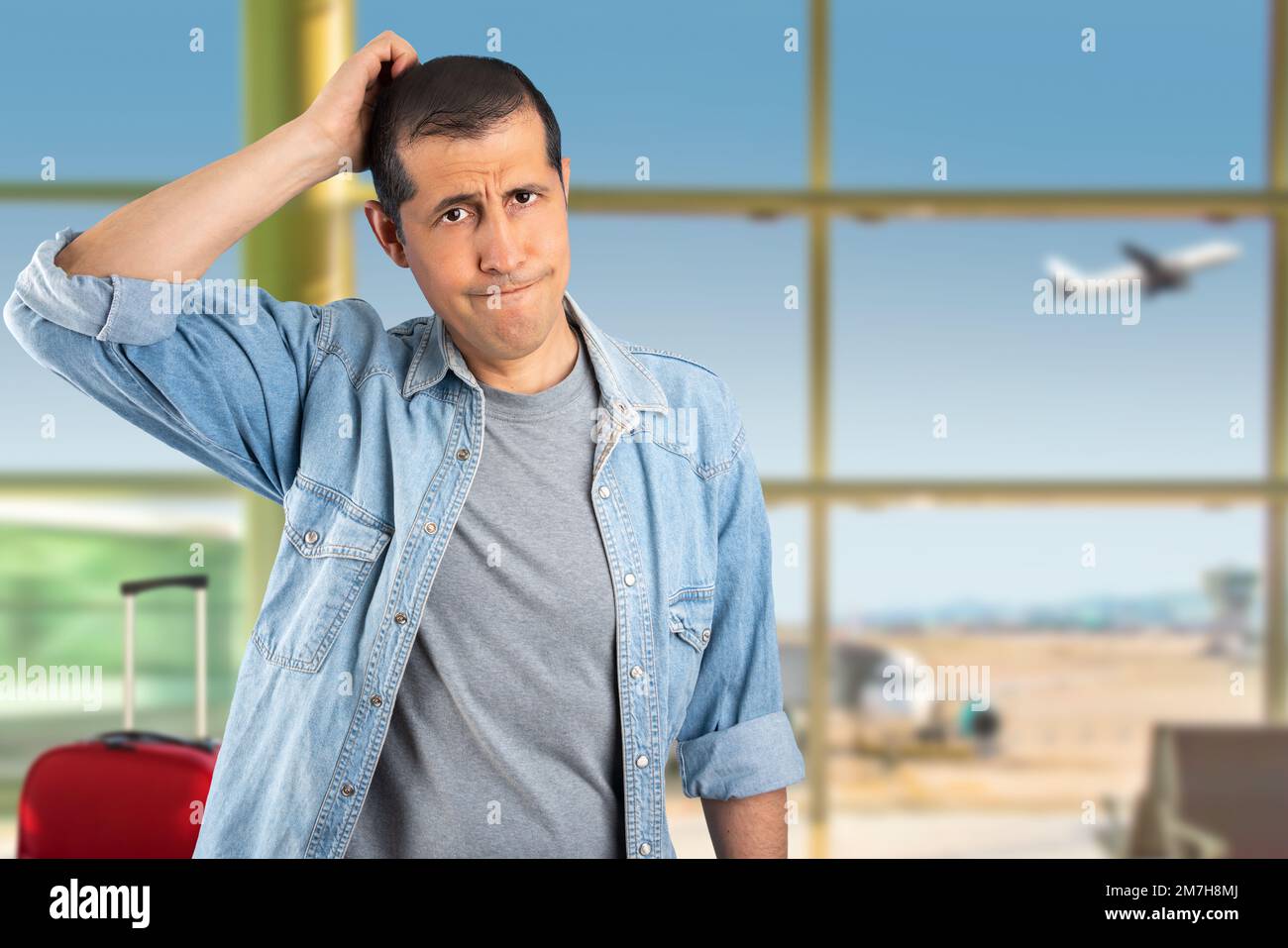 Homme à l'aéroport de confondre et de se poser des questions. Incertain ...