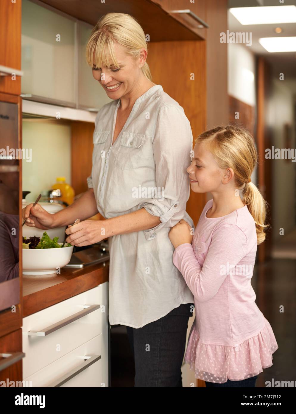 Apprendre les bases d'une cuisine saine. une mignonne fille et sa mère ...