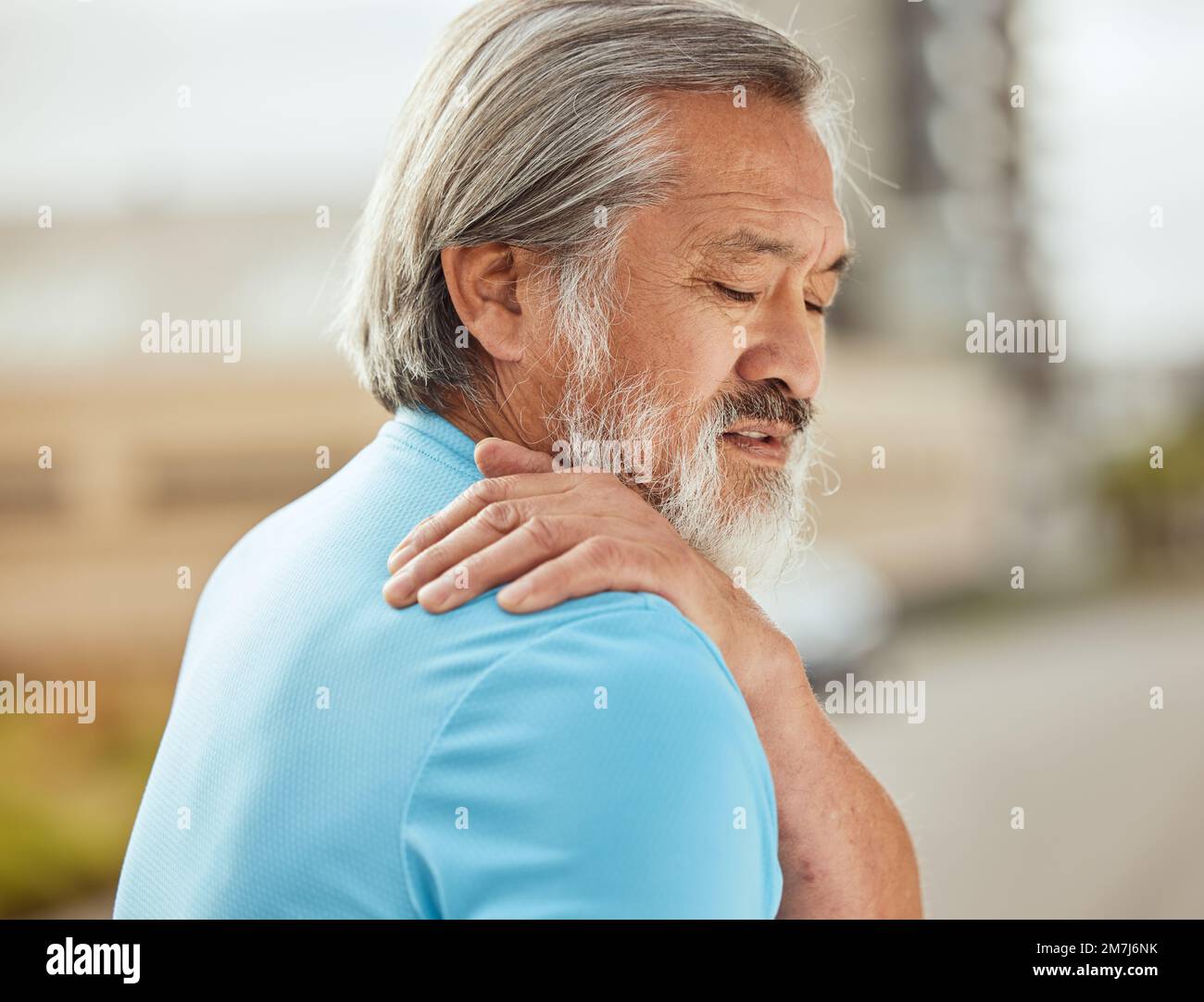 Forme physique, douleur d'épaule et homme âgé avec l'entraînement, l ...