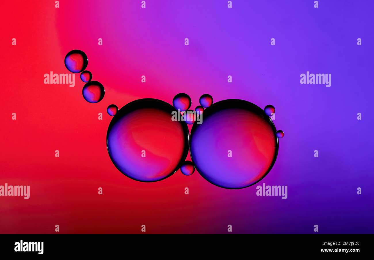 Motifs colorés de diffraction de la lumière formés par des gouttelettes ...