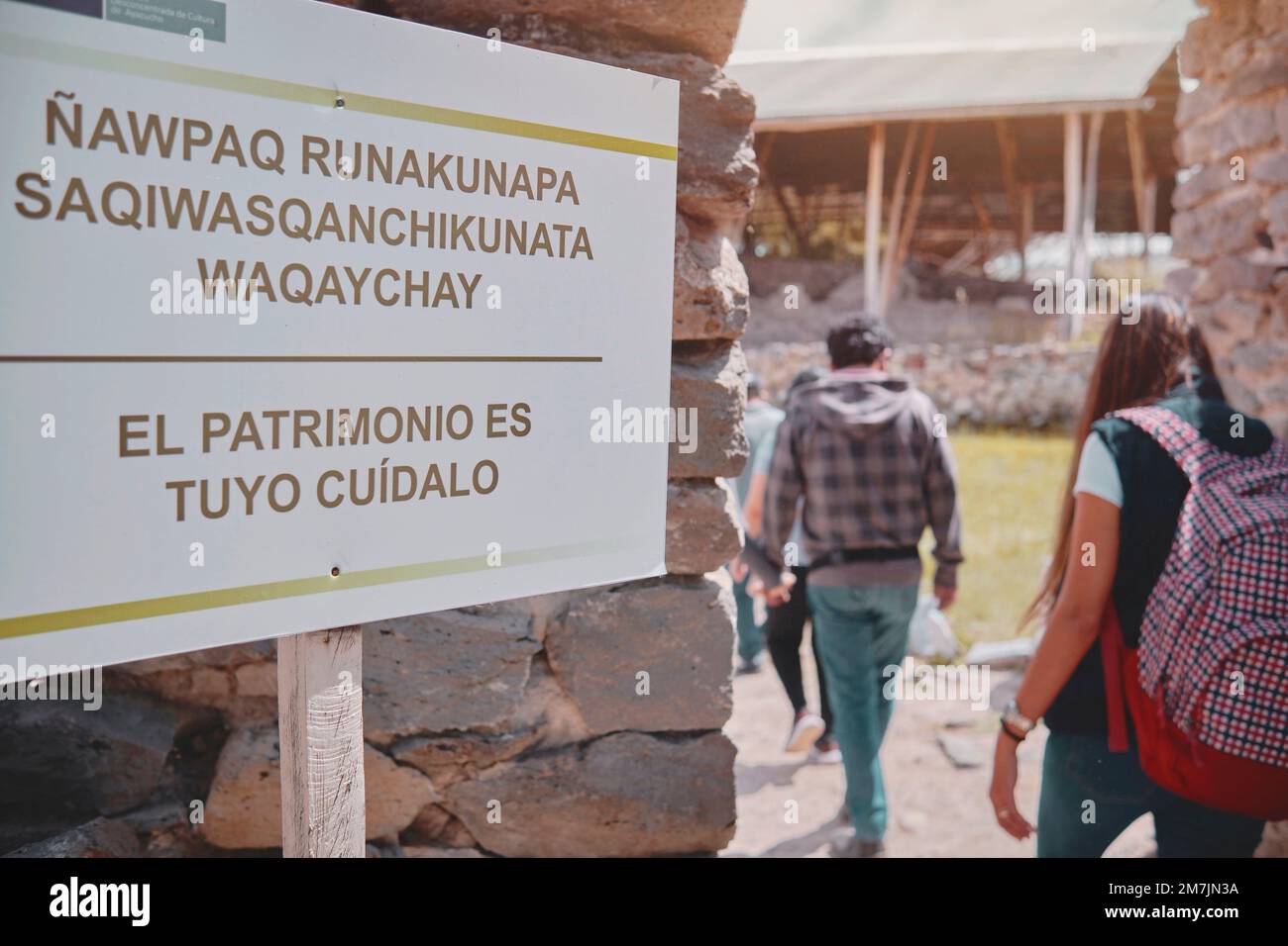 Groupe de touristes à l'écoute du guide explication sur le complexe ...
