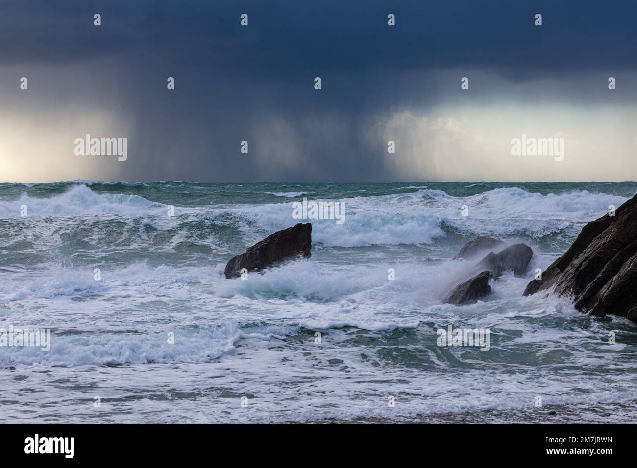 Mer agitée avec des vagues qui s'écrasant sur les roches cornish ...