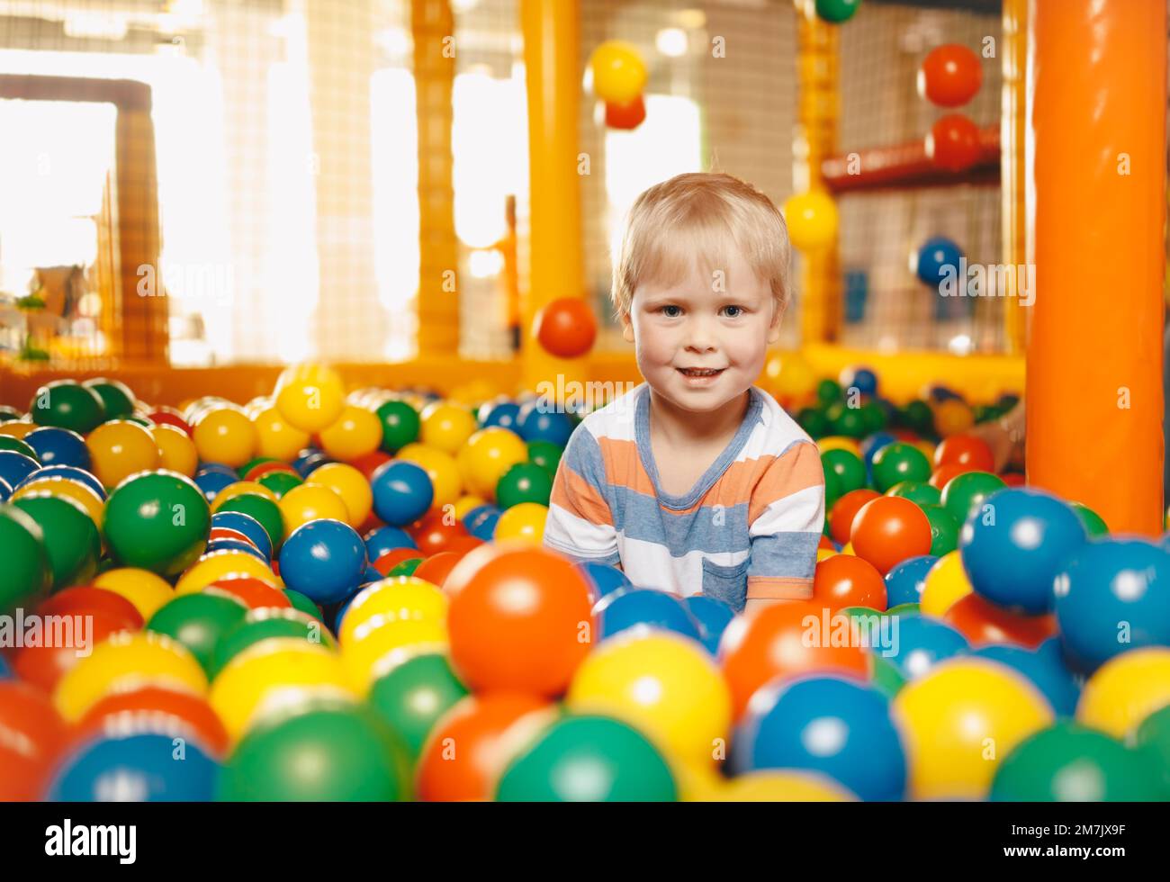Joyeux Garçon Jouant Au Terrain De Jeu De La Piscine De Balles Les
