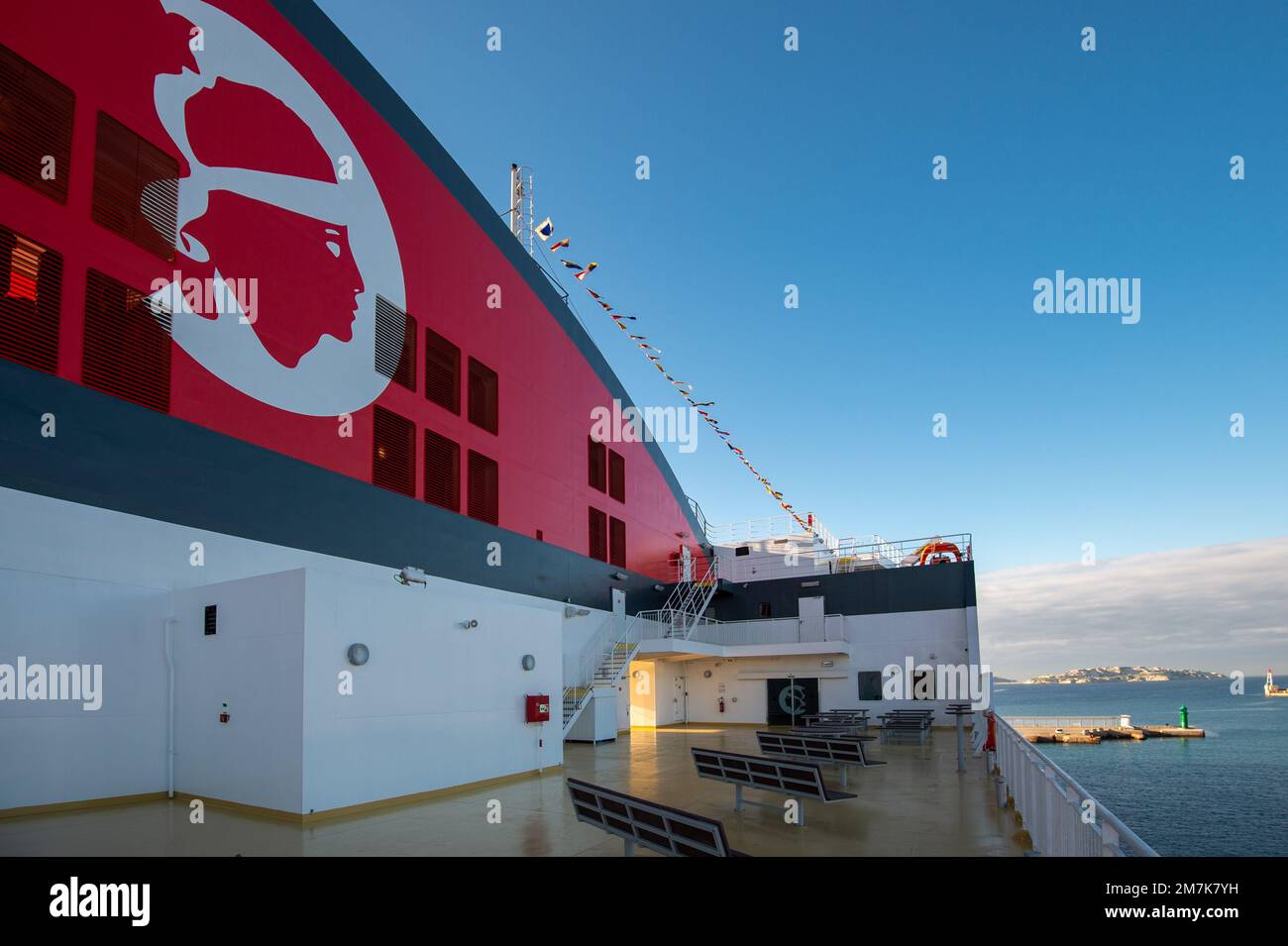 Le logo avec la tête maure Corse sur le ferry 'A Galeotta' avec le port ...