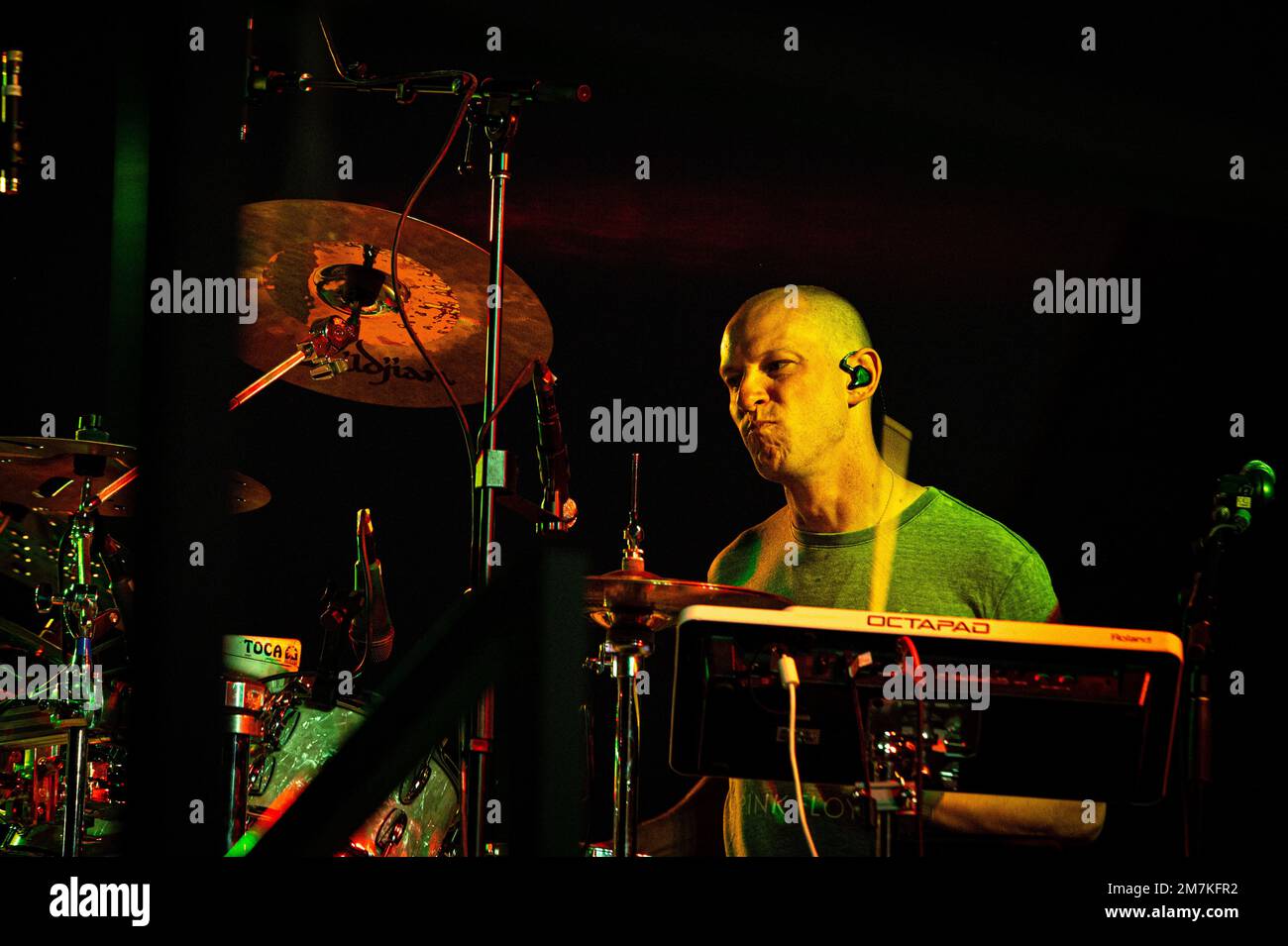 ÉTATS-UNIS Mike Roe, un batteur de la bande AFCENT, joue pour les ...