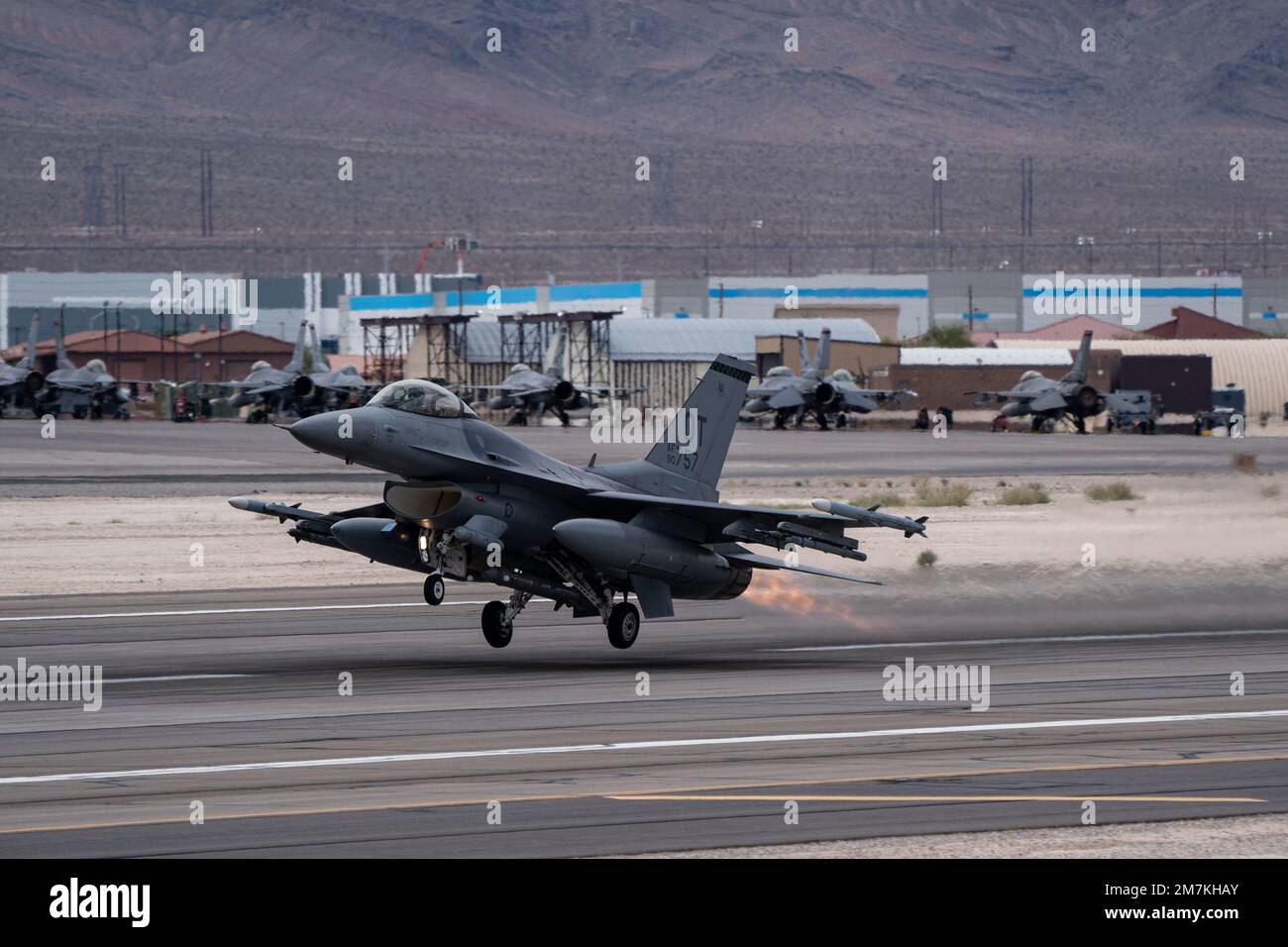 Un F-16C affecté à l'escadron d'essai et d'évaluation 422nd prend son ...