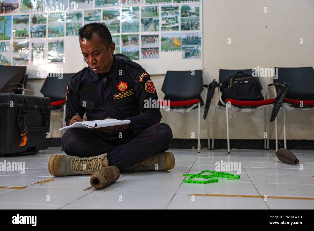 1st le Sgt. Adelito Luis, membre de l'équipe d'élimination des ...
