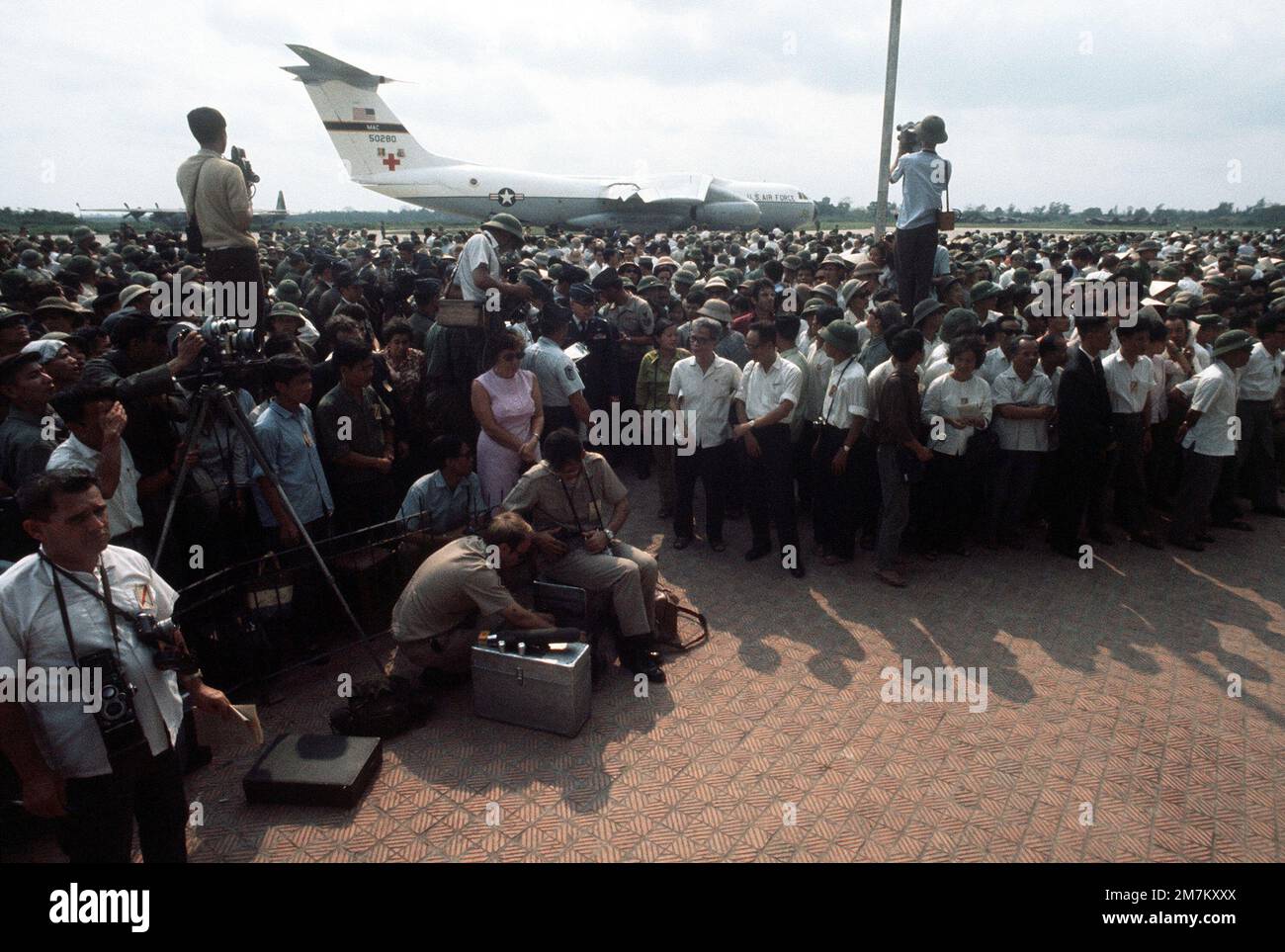 Une foule se réunit pour assister à la libération des prisonniers de ...