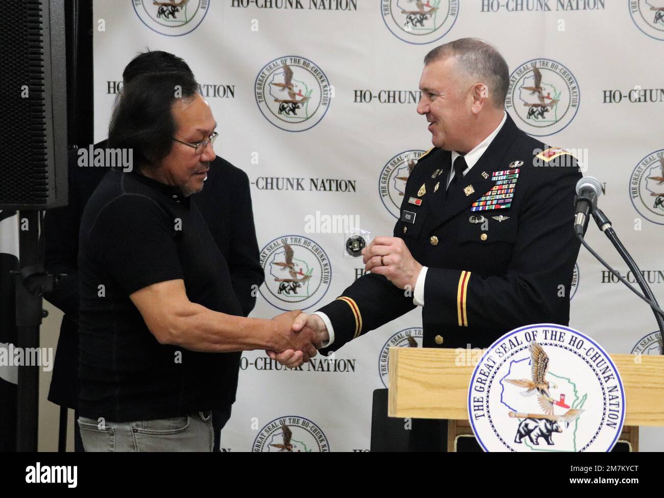 Clayton Winneshiek, chef de la nation Ho-Chunk, reçoit une pièce du ...