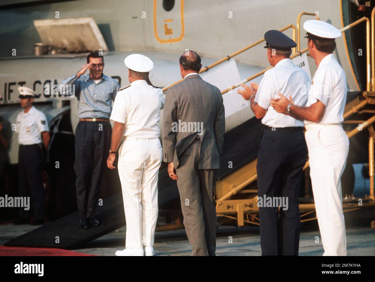 CAPT. Carl Chambers est accueilli à la base aérienne de Clark à son ...