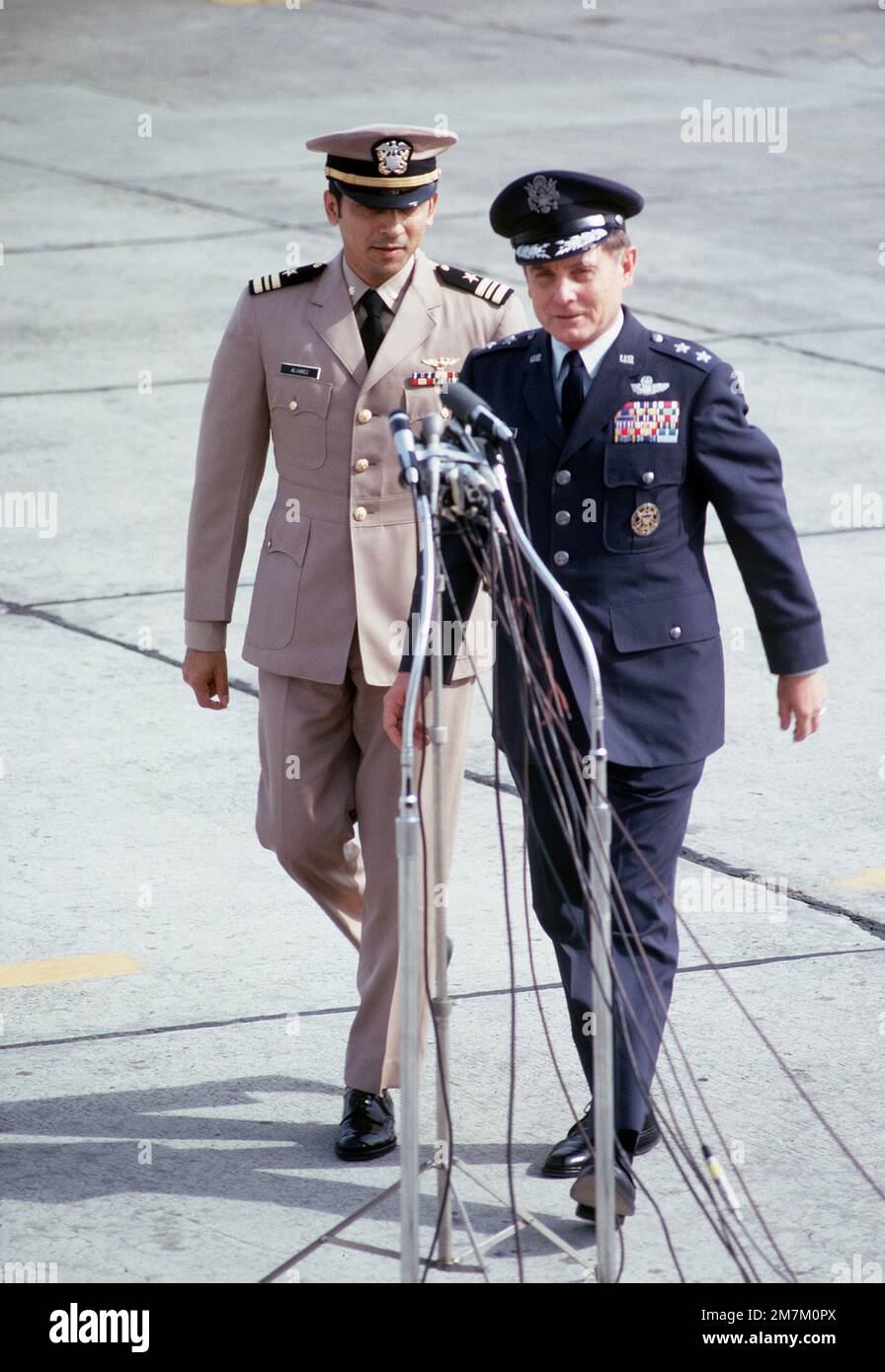 L'ancien POW et le LMDR de la Marine américaine Everett Alvarez ...