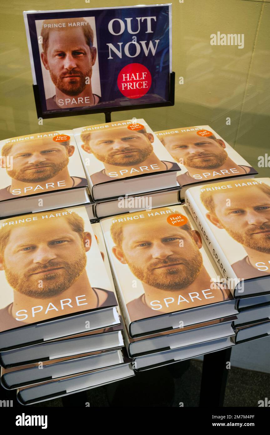 Piles de Spare de mémoire de Prince Harry, dans une librairie ...