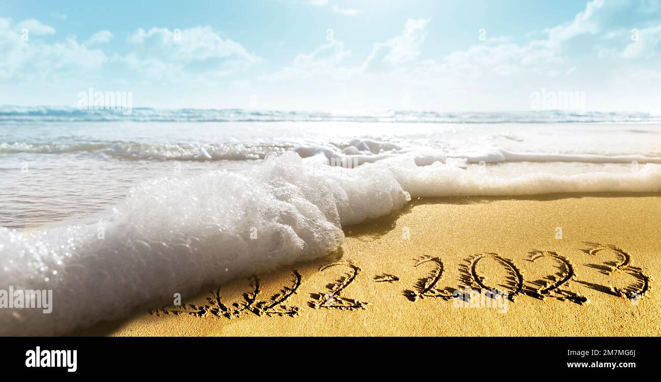Année 2023 écrit dans le sable Banque de photographies et d’images à haute résolution - Alamy