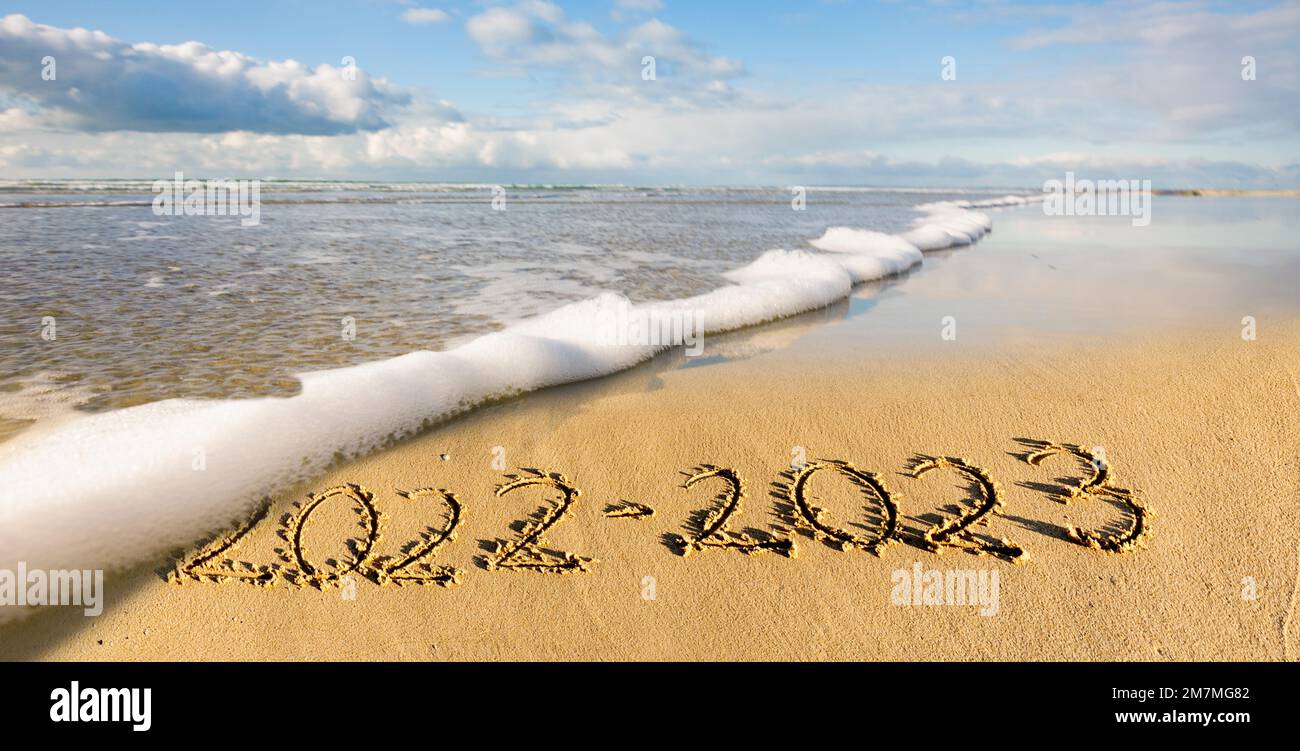 Année 2023 écrit dans le sable Banque de photographies et d’images à haute résolution - Alamy
