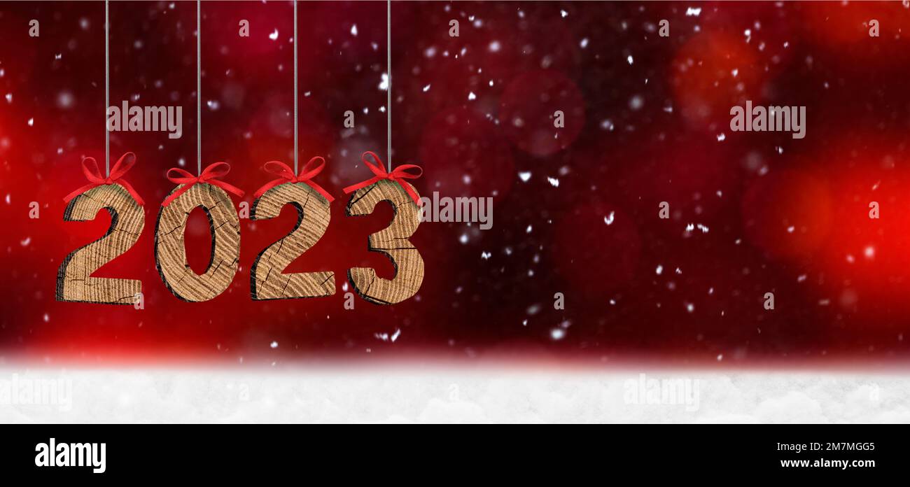Année 2023 en chiffres en bois sur fond rouge flou Banque de photographies et d’images à haute ...