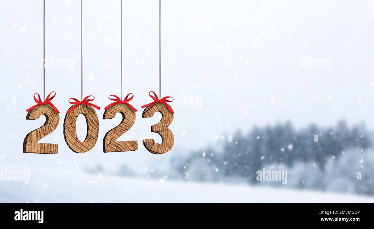 Année 2023 en chiffres en bois sur fond rouge flou Banque de photographies et d’images à haute ...