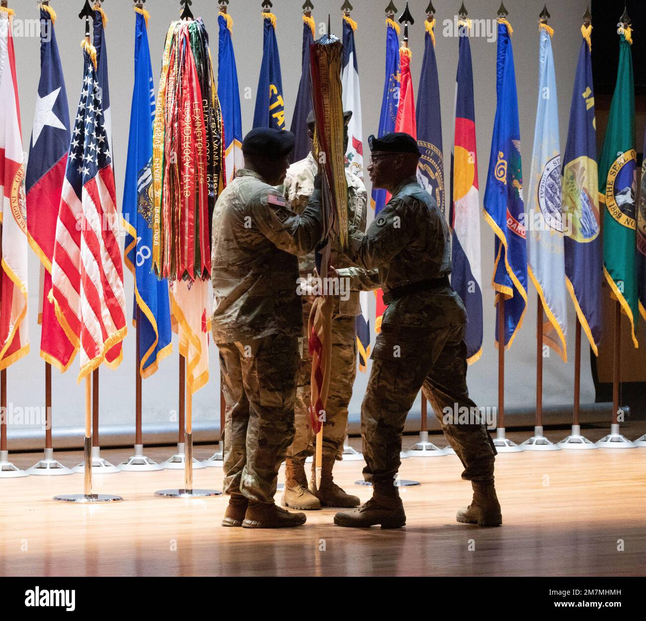 Le général de division Michel M. Russell Sr. (À droite), commandant général, 1st Theatre ...