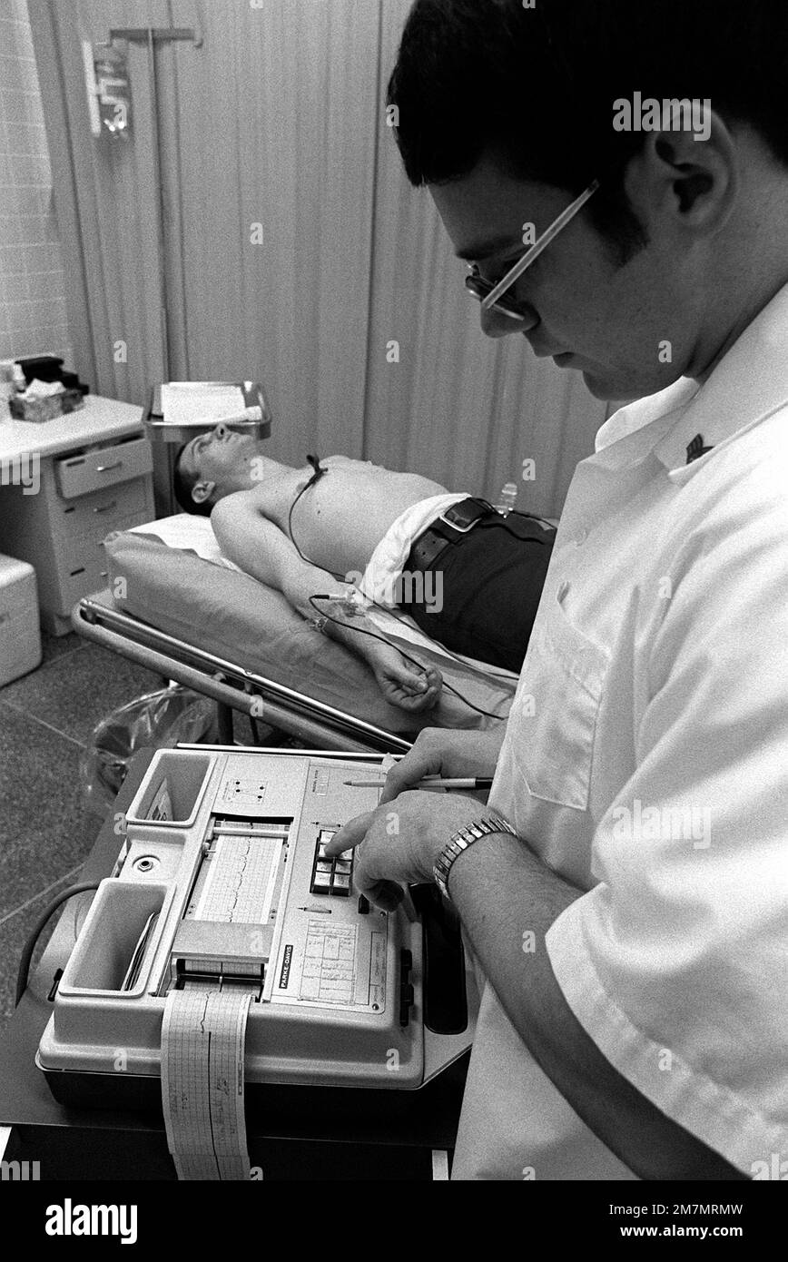 L'AVIATEUR PRINCIPAL Harry Jeffries utilise un appareil EKG (électro ...