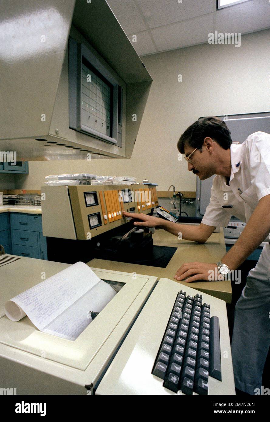 Le technicien de laboratoire médical SSGT John Pinson réalise un profil ...
