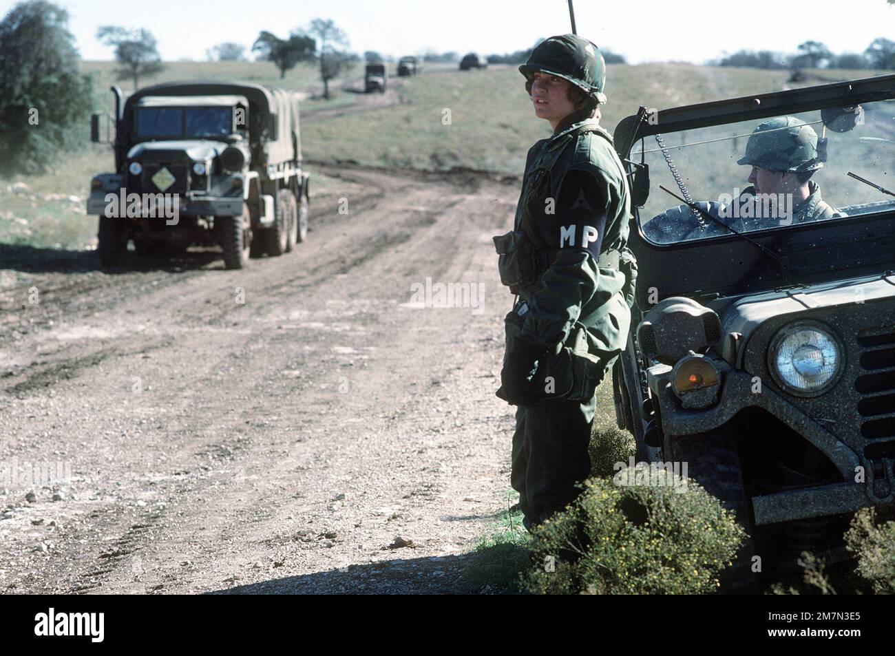A ÉTATS-UNIS Un policier militaire de l'armée observe un convoi de ...