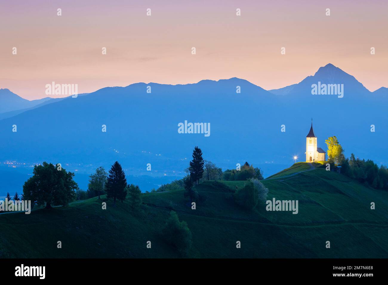 L'église emblématique de Jamik, avec le Mont Triglav en arrière-plan ...