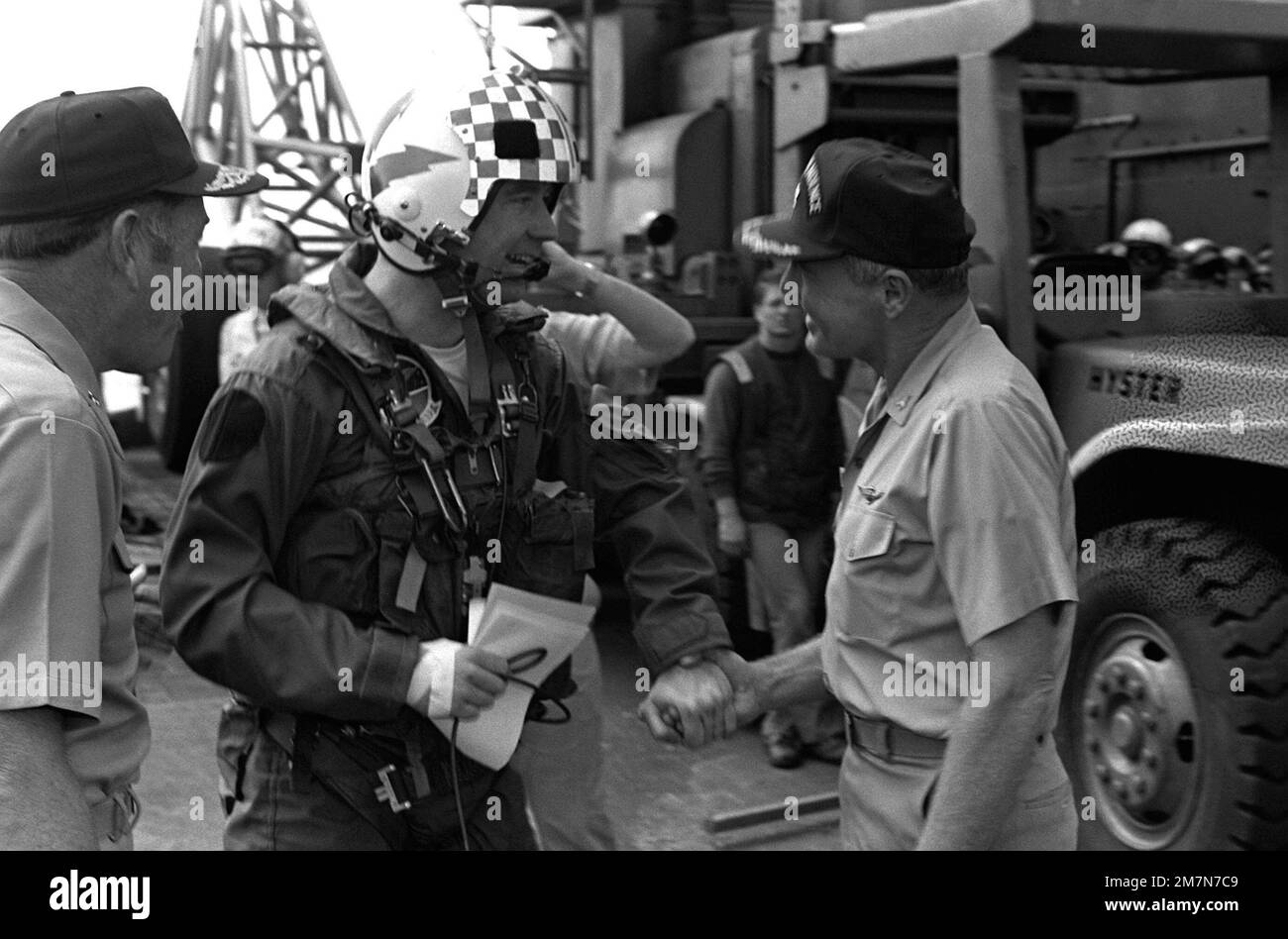 LE CAPT Thomas C. Watson Jr., commandant de droite, accueille Charles ...