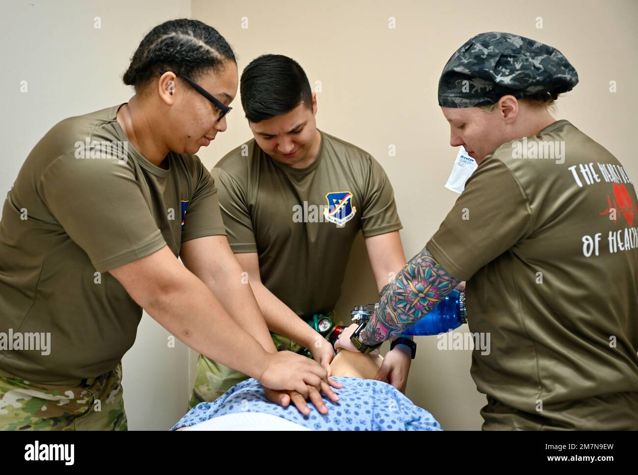 Le personnel médical de diverses sections du Groupe médical 39th simule ...