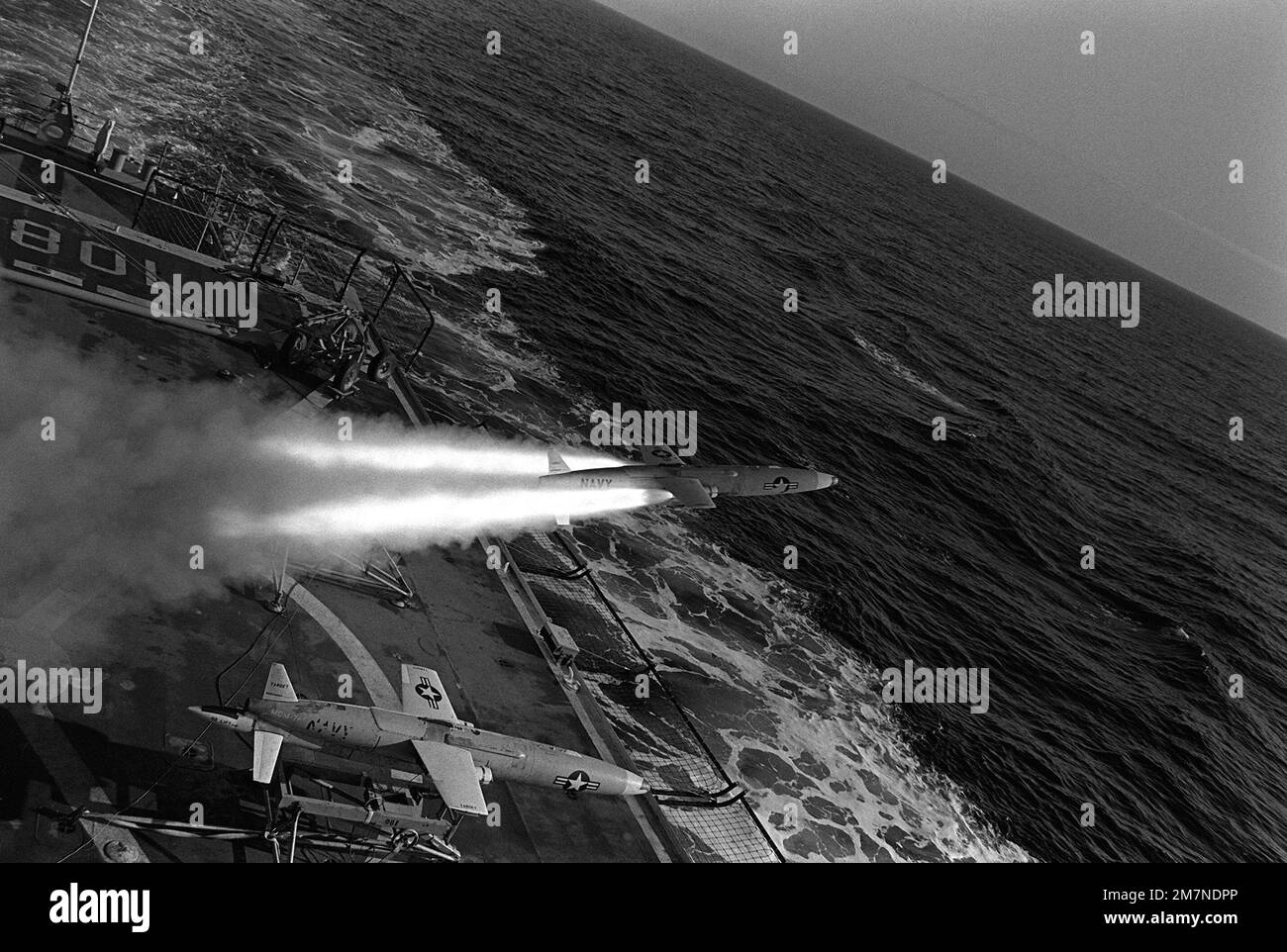 Une vue de l'île depuis le pont du destroyer de missile guidé USS DEWEY ...
